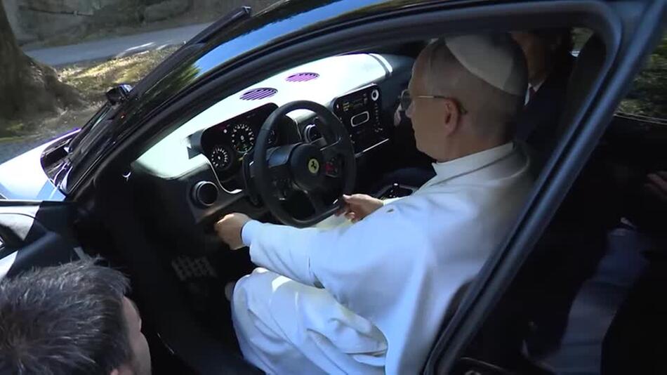 Papst Leo sitzt Probe im neuen Elektro-Ferrari - Video | GMX.AT