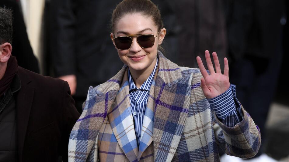 Süßes Familienfoto: Gigi Hadid zeigt Foto mit Tochter Khai | GMX.AT Süßes Familienfoto: Gigi Hadid zeigt Foto mit Tochter Khai | GMX.AT