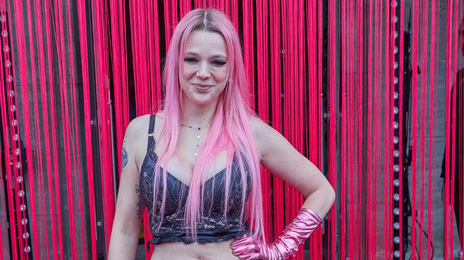 Influencerin Anne Wünsche schlief mit Messer neben dem Bett - Video ...