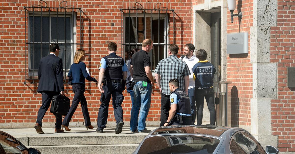 Diesel-Razzia bei Porsche: Manager in Untersuchungshaft | GMX.AT Diesel-Razzia bei Porsche: Manager in Untersuchungshaft | GMX.AT