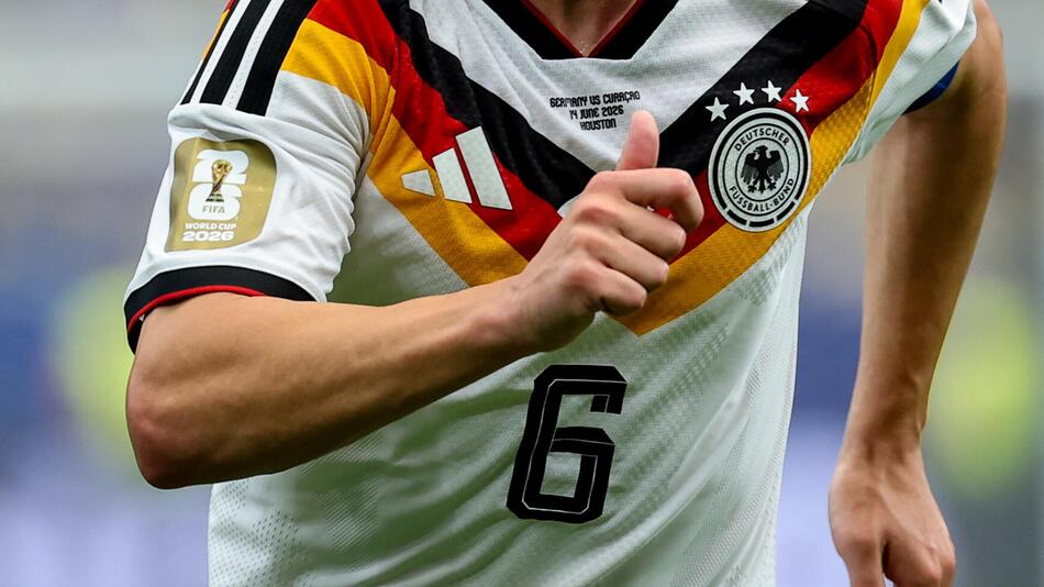 Goldenes WM-Logo: Warum es nur sieben Nationen auf dem Trikot tragen ...