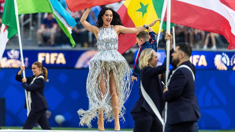 WM-Eröffnung: Katy Perry singt "Wonder" erstmals live | GMX.AT