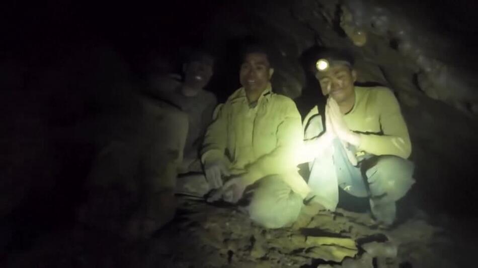 Fünf Goldsucher lebend in Höhle in Laos entdeckt - Video | GMX.AT