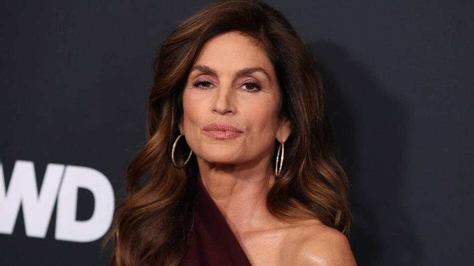 Cindy Crawford: Seit sie 50 wurde, hat sie Augenprobleme | GMX.AT