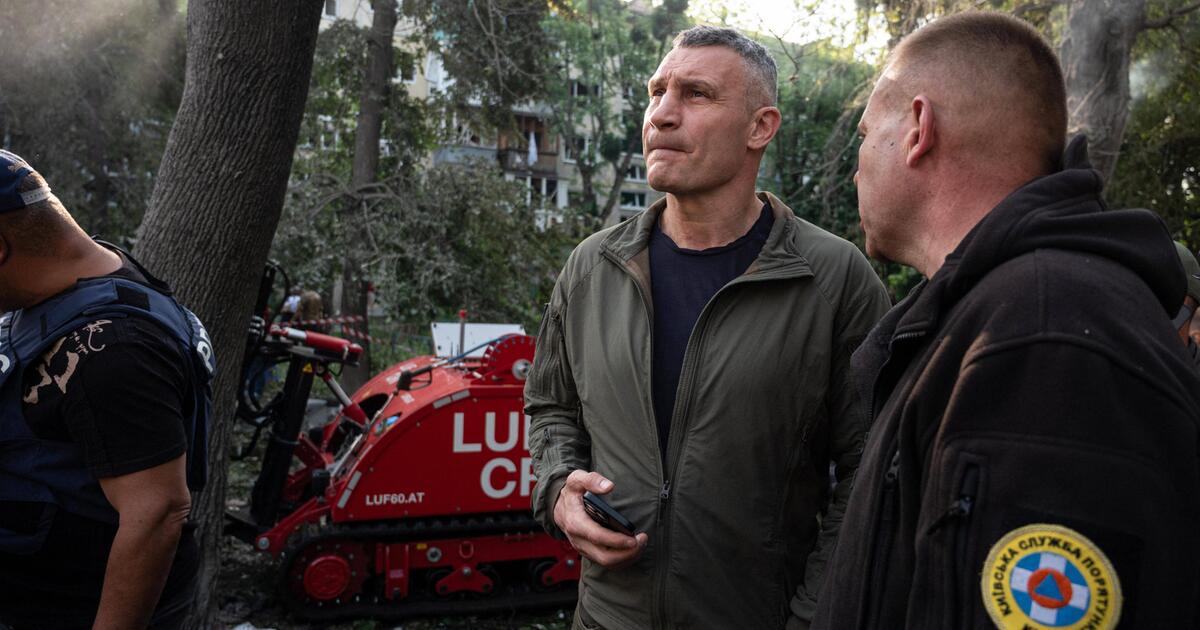 X vidéos gays yenna opens the door, thin and somewhat