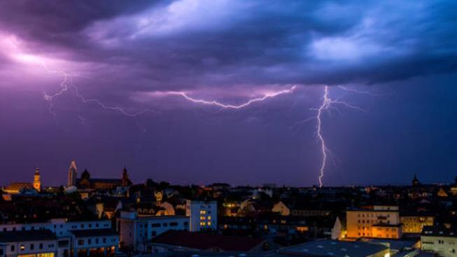 Hier drohen jetzt Hitzegewitter - Video | GMX.AT
